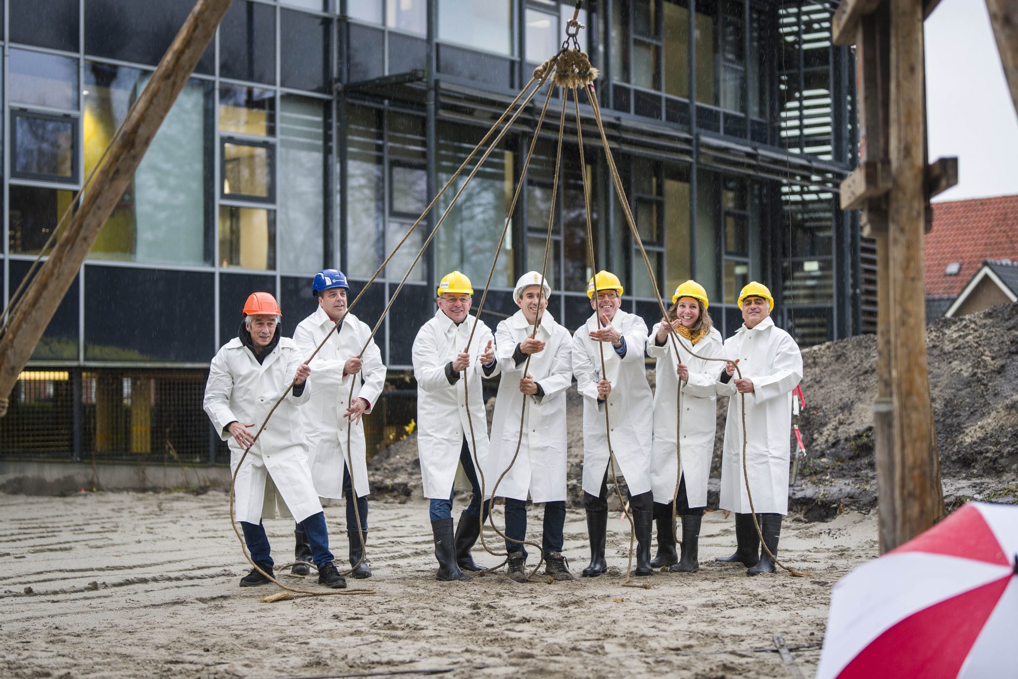 Symbolische eerste paal geslagen: officiële start uitbreiding gemeentehuis Herema State - De ...